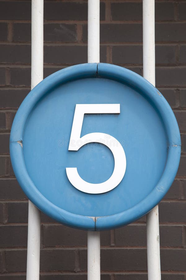 Número cinco imagen de archivo. Imagen de pasamano, metal - 42780985