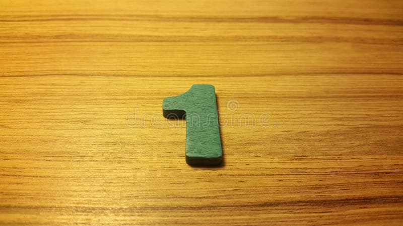 Número Verde 1 En Fondo De Madera Imagen de archivo - Imagen de simple ...