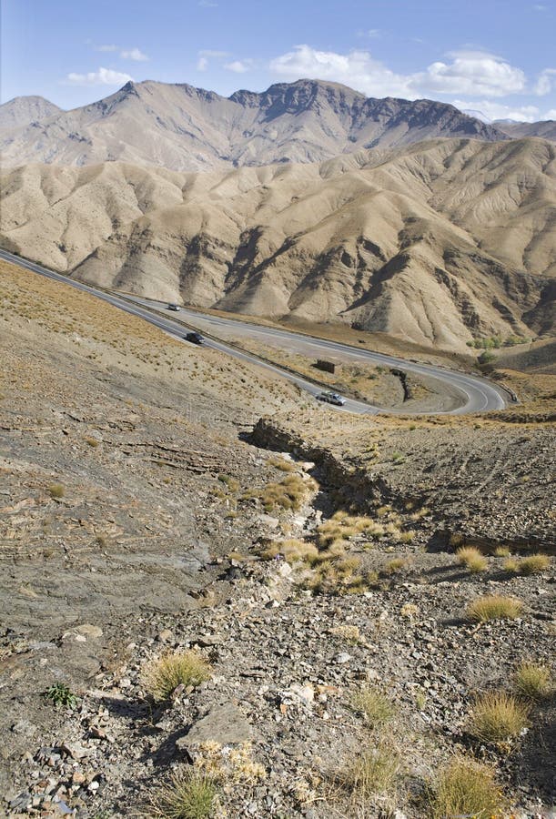 提齐乌祖省n tichka弯曲路，摩洛哥 库存图片. 图片 包括有 旅行, 峭壁, 运输, 范围, 岩石 - 69664475
