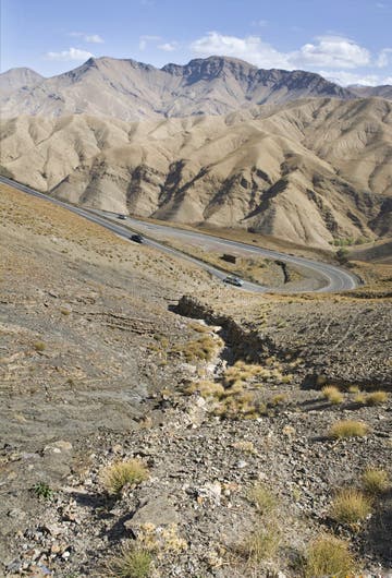 提齐乌祖省n tichka弯曲路，摩洛哥 库存图片. 图片 包括有 旅行, 峭壁, 运输, 范围, 岩石 - 69664475