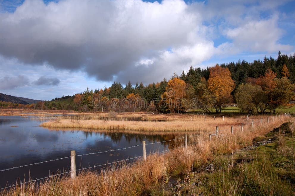 N-y-mynydd de Llyn Ty imagen de archivo. Imagen de agua - 17153951