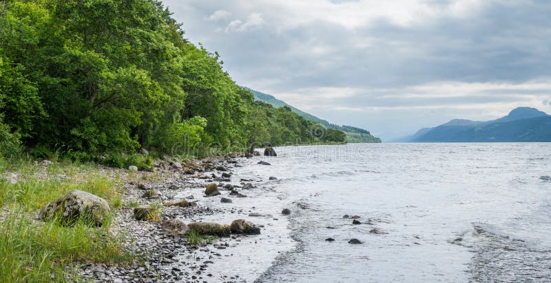 Na Costa De Loch Ness, Nas Montanhas Escocesas, a Sudoeste De Inverness ...
