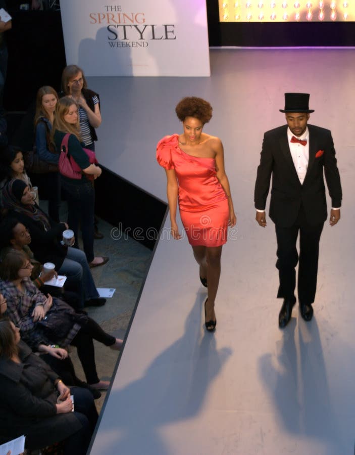 Na passarela foto de stock editorial. Imagem de vestido - 13901528