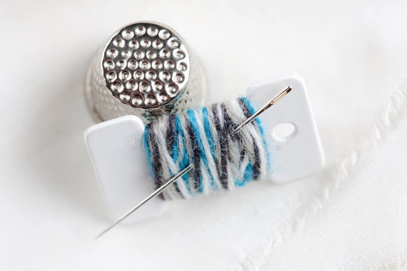 Naald, Draad En Vingerhoedje Stock Afbeelding - Image of bescherming ...