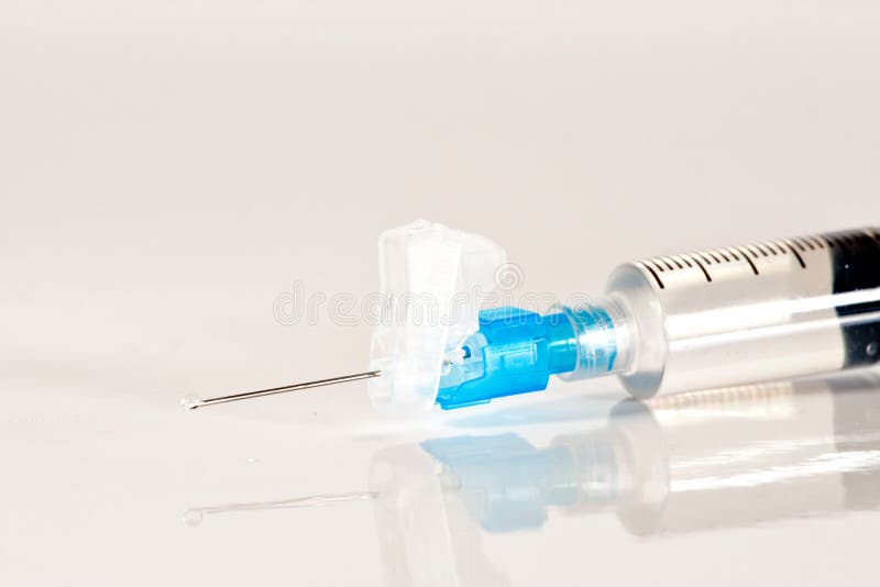 Naald en spuit stock foto. Image of dosis, injecteren - 17447058