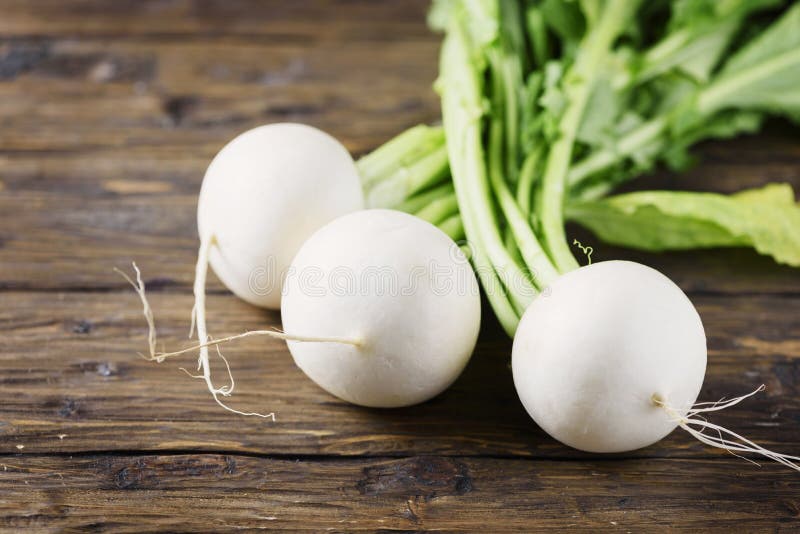 Nabo Fresco Con Piel Limpia Y Gotas De Agua Descansa Sobre Una Tabla De ...