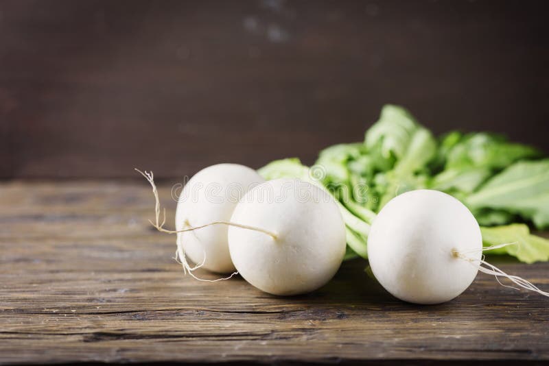 Nabo Fresco Branco Na Tabela De Madeira Foto de Stock - Imagem de folha ...