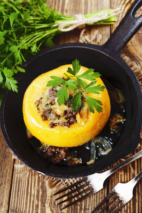 Nabo Relleno Con La Carne Picadita Foto de archivo - Imagen de plato ...