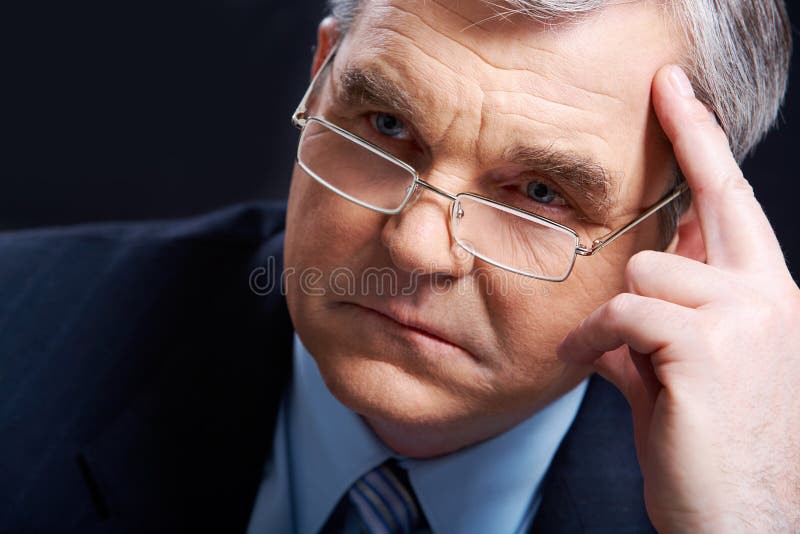 Nachdenklicher Mann stockfoto. Bild von erwachsener, beiseite - 15675506