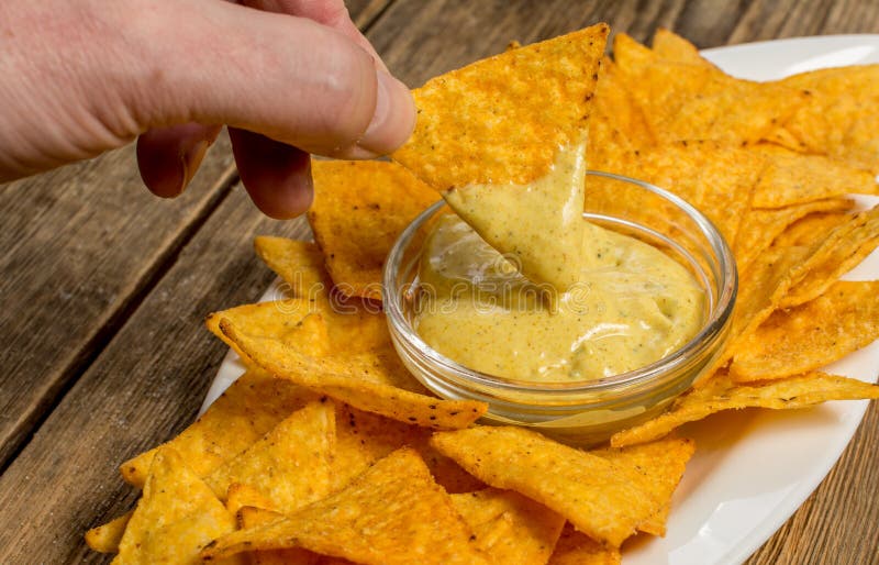 Nachos Avec De La Sauce Au Fromage Image stock - Image du puce, frit ...