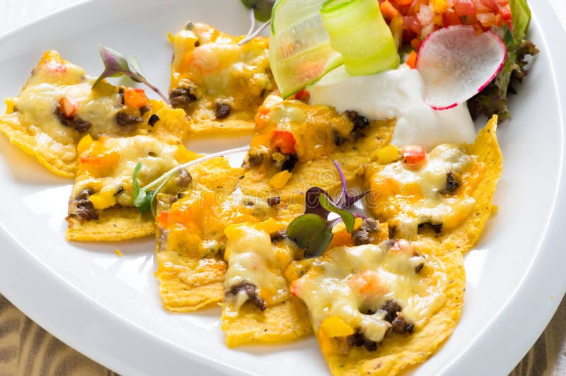 Nachos Avec Des Pepperoni De Sauce Au Fromage Et De Piments Image stock ...