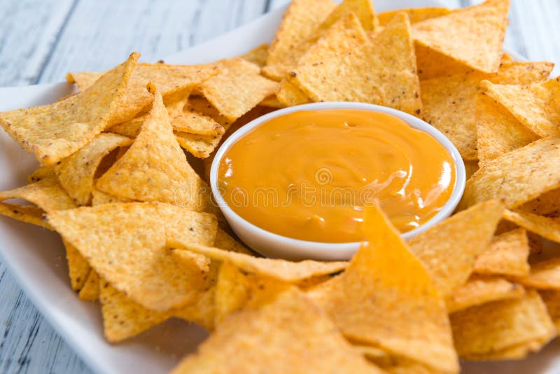 Haufen Von Nachos Mit Salsa-Soße Stockfoto - Bild von mexikanisch ...