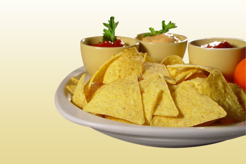 Nachos mit Soßen stockbild. Bild von fett, tortilla, sahne - 12820509