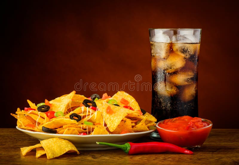 Nachos, Salsabad und Cola stockfoto. Bild von traditionell - 52293300