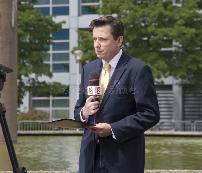 Ankerbericht Fernsehenn1 Vom Stadtzentrum Von Belgrad Nachts N1 Ist Ein ...