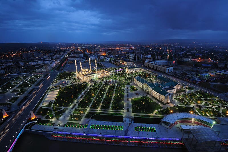 Moschee Das Herz Von Tschetschenien- Und Grosny-Stadt Nachts Stockfoto ...