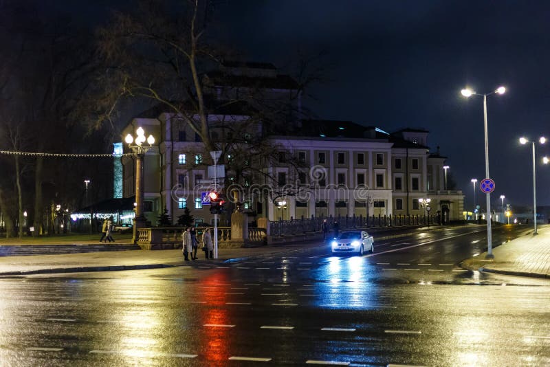 Nachtstad in guur weer redactionele stock afbeelding. Image of straat ...