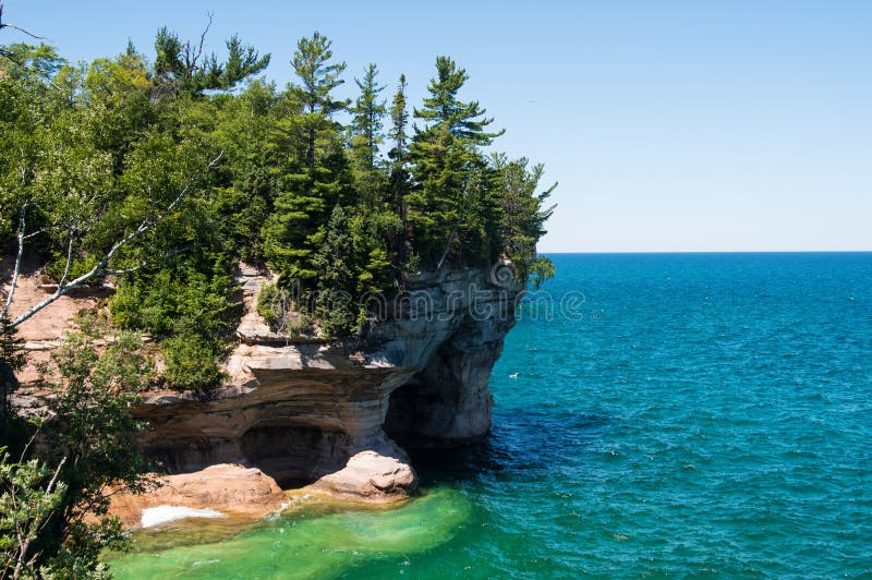 Nacional Representado De Las Rocas a Orillas Del Lago Imagen de archivo ...