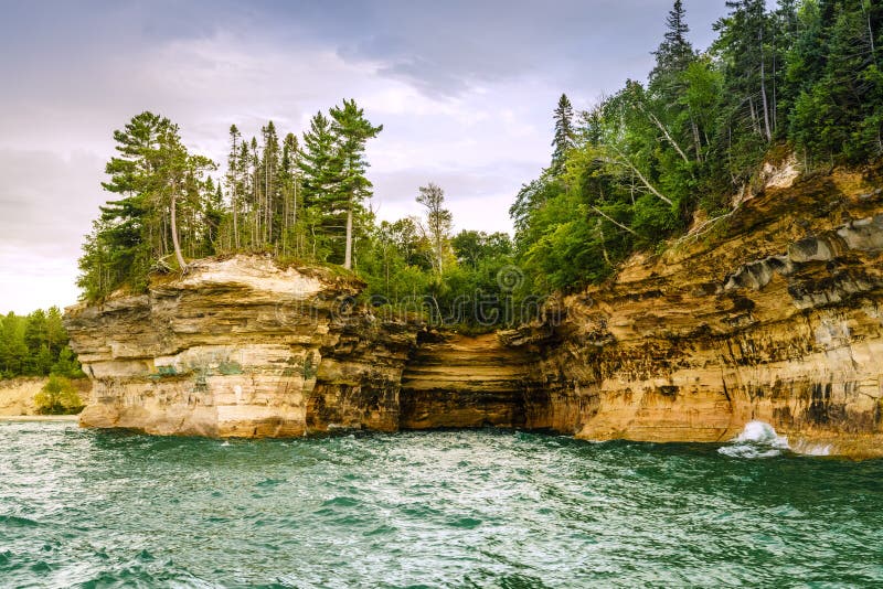 Nacional Representado De Las Rocas a Orillas Del Lago Foto de archivo ...