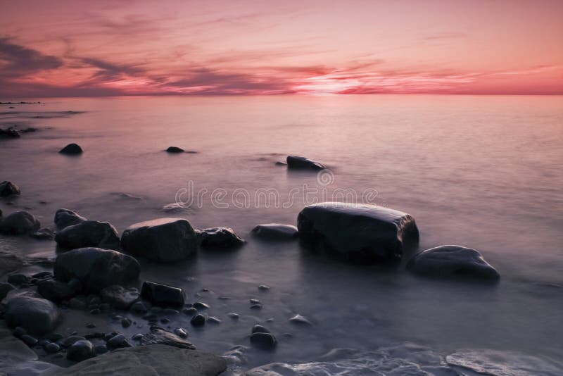 Nacional Representado De Las Rocas a Orillas Del Lago Foto de archivo ...