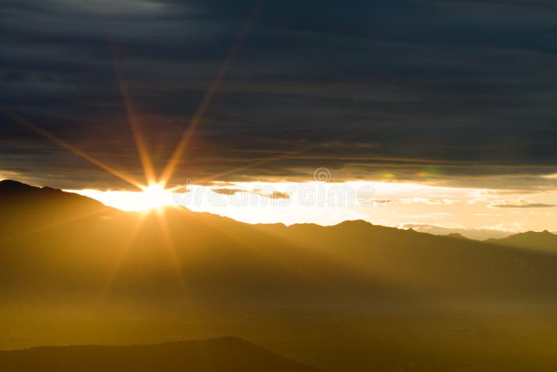 ¡Nada Puede Parar El Sun Que Sube Otra Vez! Imagen de archivo - Imagen ...