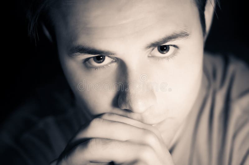 Nadenkende Mannelijke Arts Die Weg Terwijl Het Zitten Bij Stoel in ...