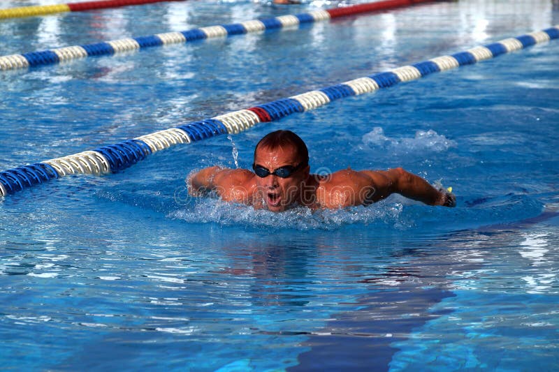 Nageur dans la piscine image stock. Image of indicateur - 85813087