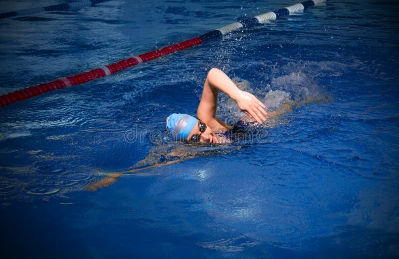 Nageuse De Jeune Fille Photos Stock - Téléchargez 360 Photos libres de ...