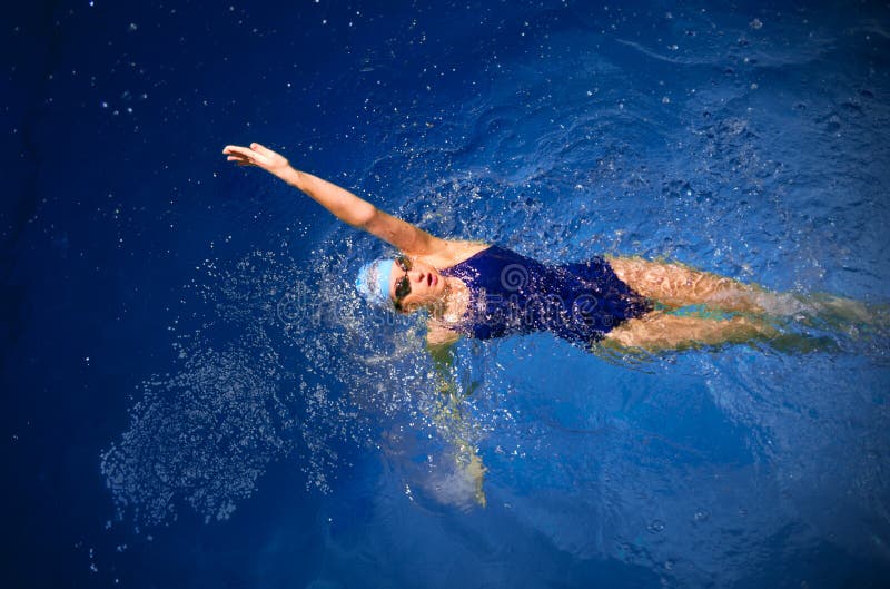 Nageuse De Jeune Fille Photos Stock - Téléchargez 360 Photos libres de ...