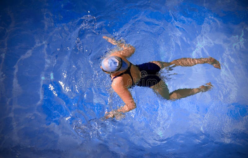Nageuse De Jeune Fille Photos Stock - Téléchargez 360 Photos libres de ...