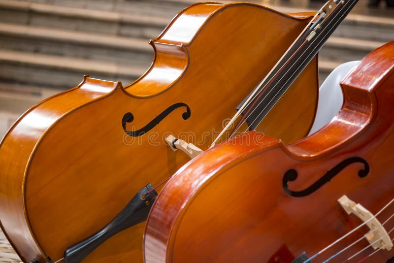 Nahaufnahme Von Cello Zwei Violoncello Stockbild - Bild von spiel, dame ...