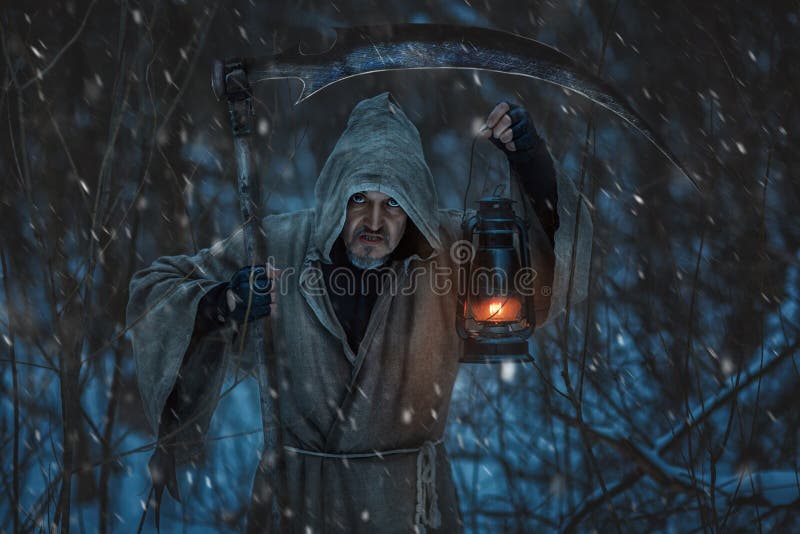 Sensenmann Mit Einer Sense Ist Auf Dem Feld Stockfoto - Bild von gefahr ...