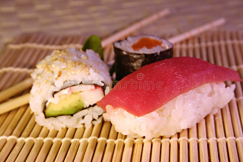 Nahrung: Sushi u. maki stockbild. Bild von asiatisch, kalifornien - 145185
