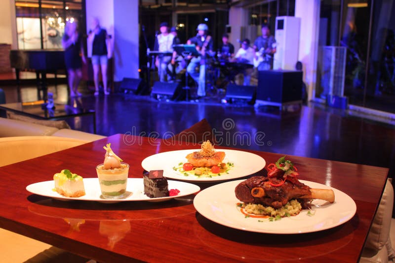 Essen und Live-Musik stockfoto. Bild von grill, gesund - 30285008