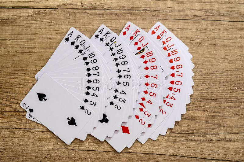 Naipes en el escritorio imagen de archivo. Imagen de derecho - 108104883
