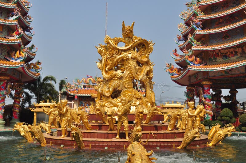 Naja De Gouden Standbeelden Van Chinese Goden Stock Foto - Image of ...