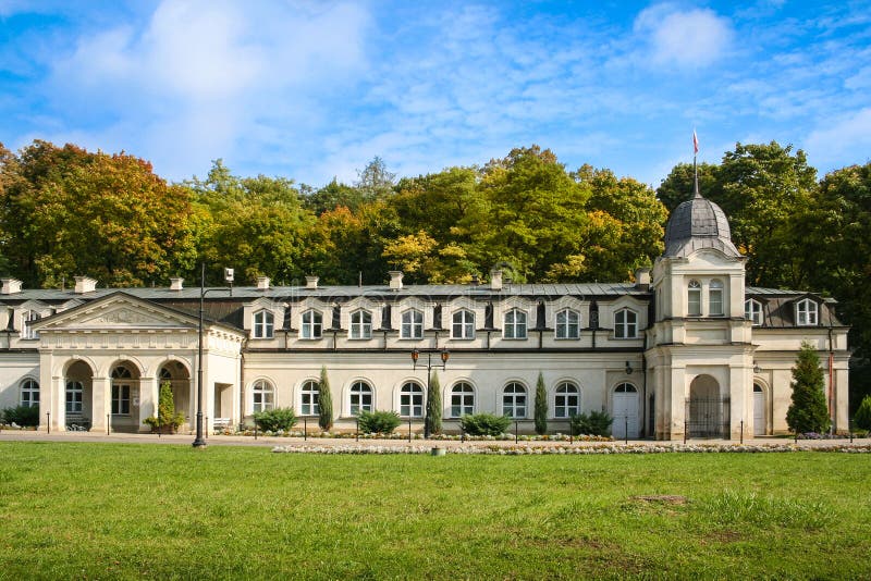 Sanatorialbyggnad Och Spapark I Naleczow Poland Redaktionell Foto ...