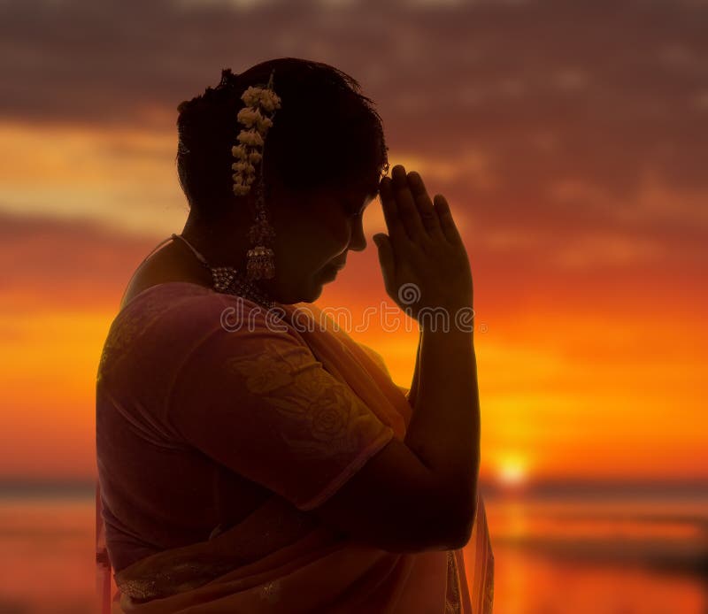 Namaste no por do sol imagem de stock. Imagem de étnico - 4388183