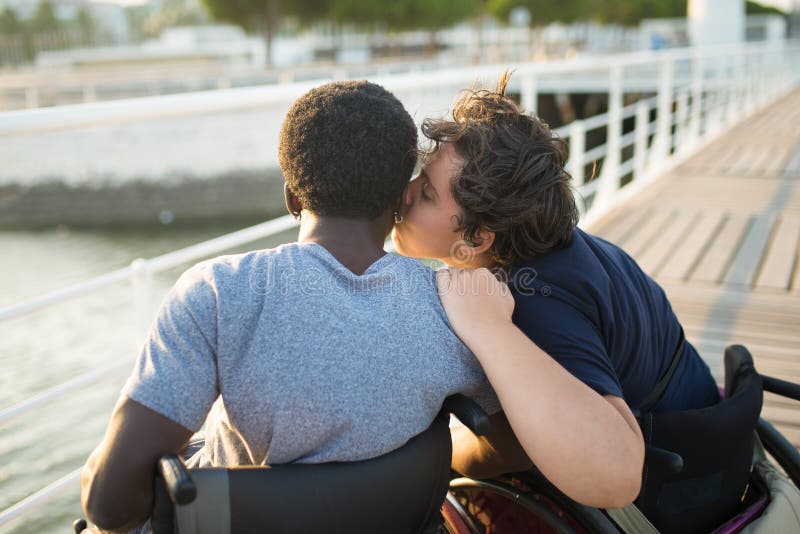 Namorada Feliz E Namorado Passando O Dia Juntos Foto De Stock Imagem