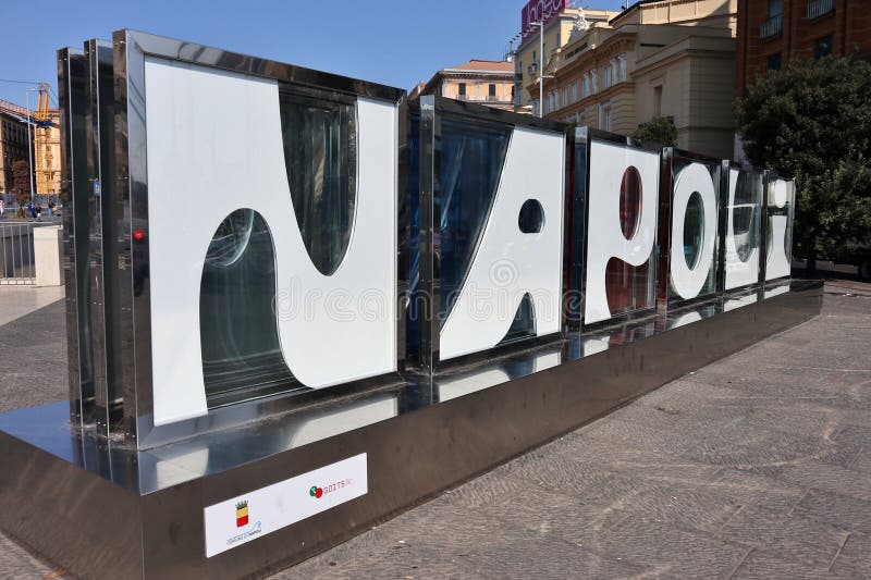 Napoli - Pannelli in Plexiglass Installati in Piazza Municipio ...