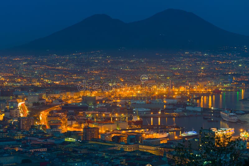 407 Vista Di Notte Di Napoli Foto - Foto Stock Gratis e Royalty-Free da ...