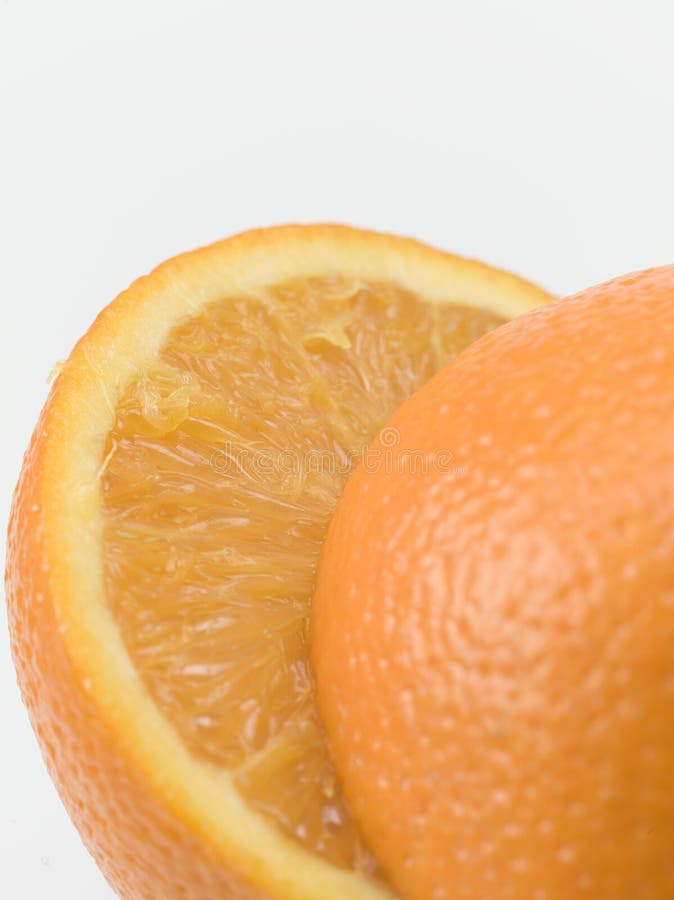 Naranja partida en dos imagen de archivo. Imagen de mitades - 53093757