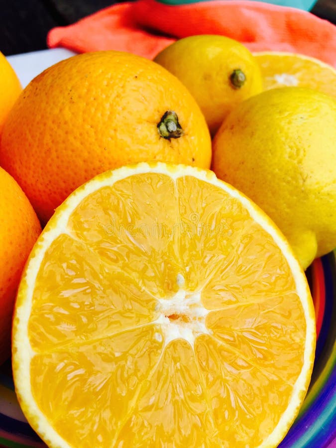 203 Naranja Partida En Dos Fotos - Libres de Derechos y Gratuitas de ...