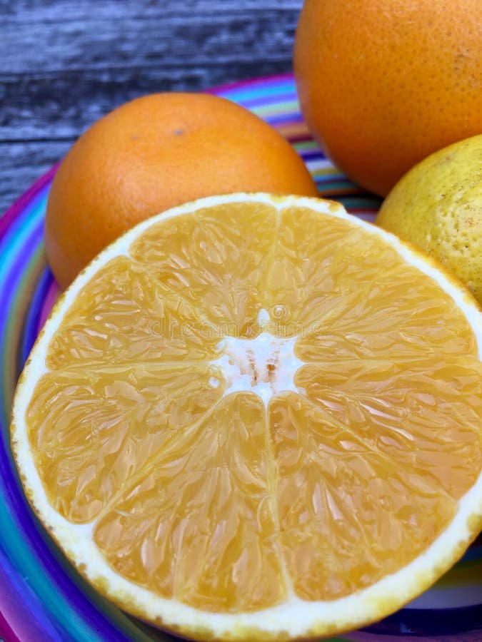 210 Naranja Partida En Dos Fotos de stock - Fotos libres de regalías de ...