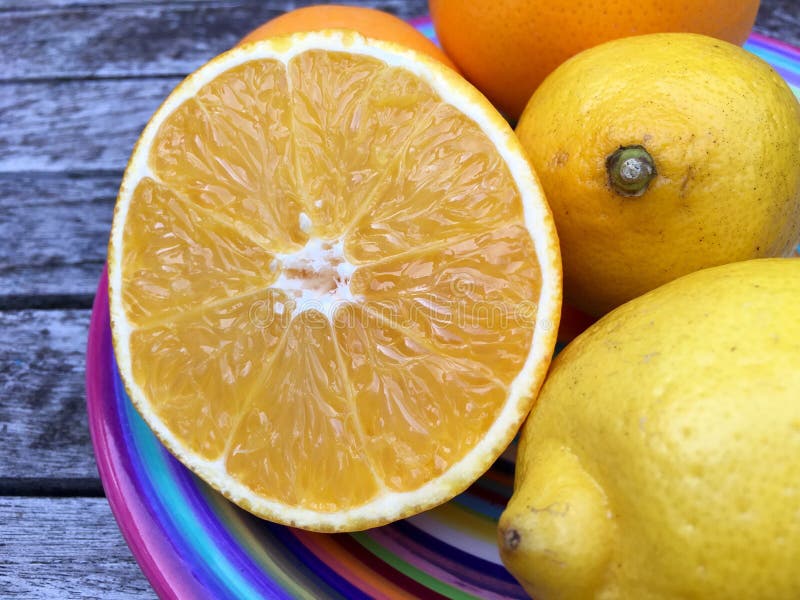 203 Naranja Partida En Dos Fotos - Libres de Derechos y Gratuitas de ...