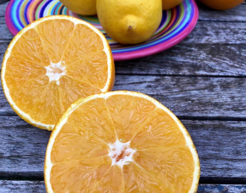 En Naranja Partida Fotos De Stock - Descarga 586 Fotos Libres de Derechos
