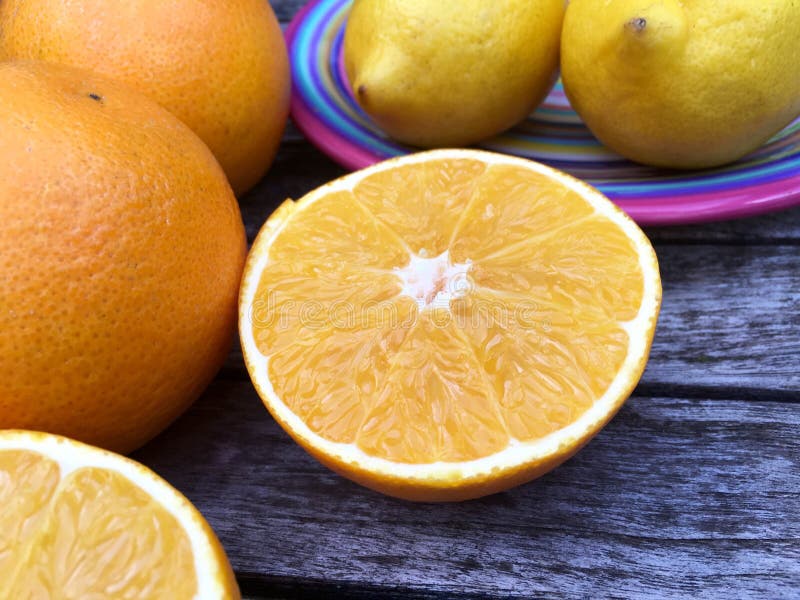 203 Naranja Partida En Dos Fotos - Libres de Derechos y Gratuitas de ...