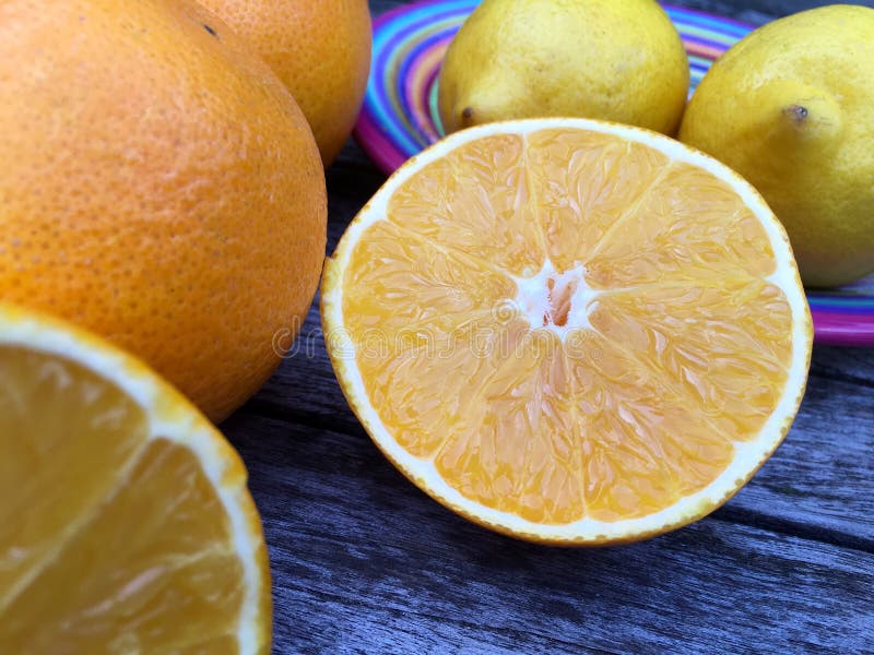 203 Naranja Partida En Dos Fotos - Libres de Derechos y Gratuitas de ...