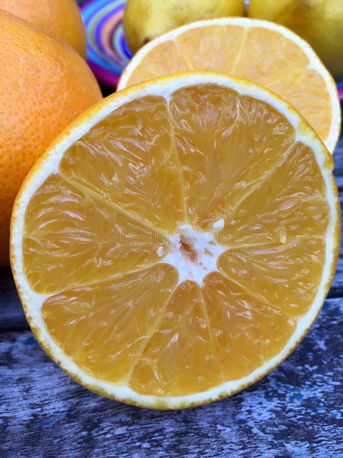 210 Naranja Partida En Dos Fotos de stock - Fotos libres de regalías de ...