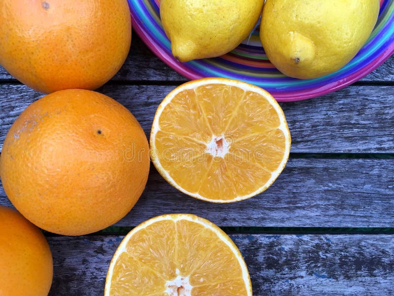 210 Naranja Partida En Dos Fotos de stock - Fotos libres de regalías de ...